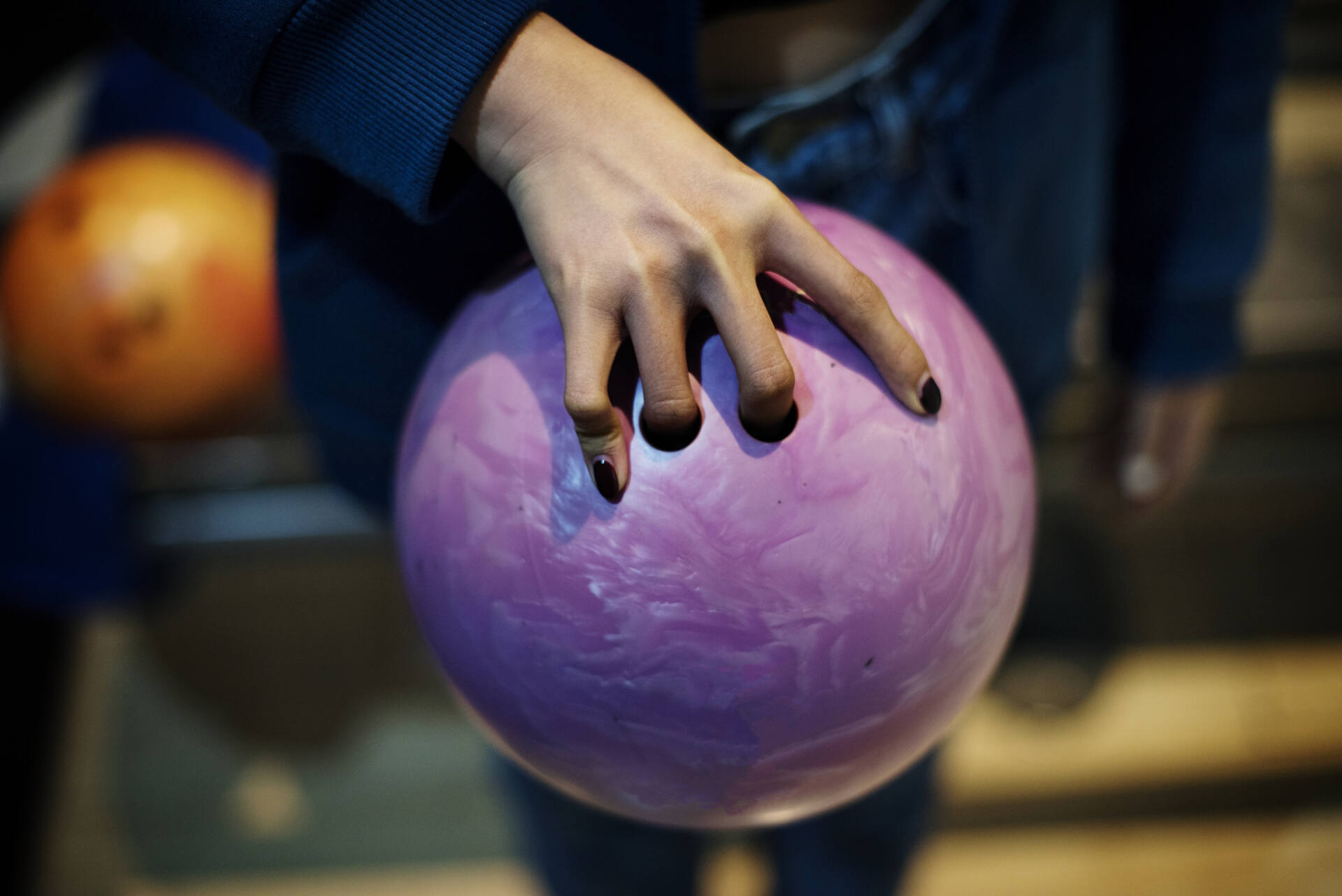 How To Bowl With Long Nails [Bowling With Acrylic Nails]